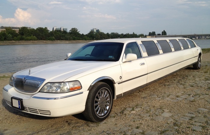 12 Személyes Limuzin Bérlés – Lincoln Limuzin