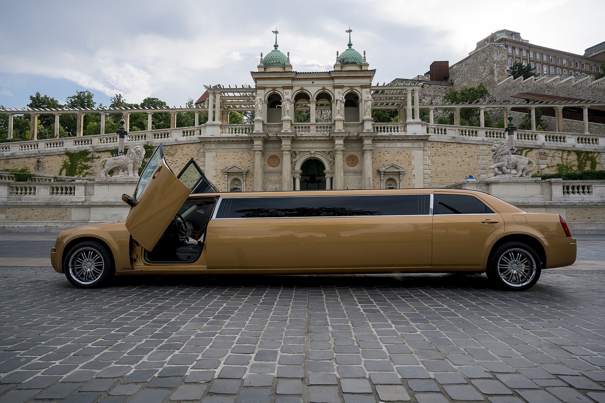 9+1 személyes Chrysler 300c limuzin – Lincoln Limuzin